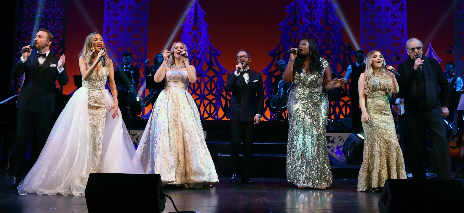 Reflections in the Light: Broadway Theater Review: Home for the Holidays
