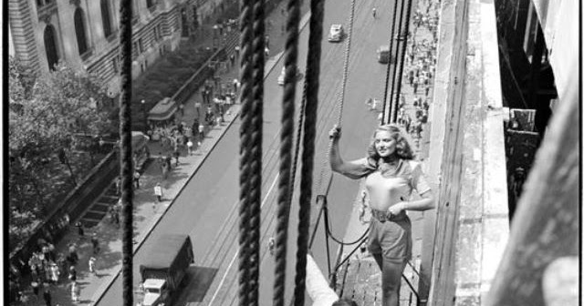 Candid Photographs Captured Crowd Watching Model and Sign Painters ...