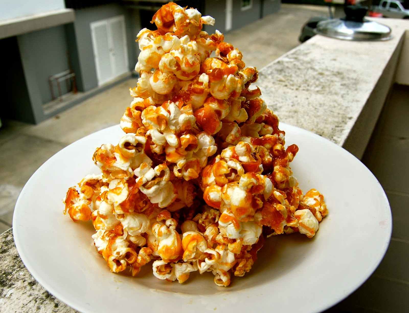 mixingbowlmagic.blogspot: Salted caramel popcorn bites
