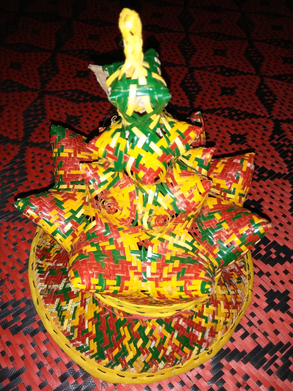 Koleksi Barangan Sarawak: Topi Traditional Ngajat Anyaman Berwarna ...