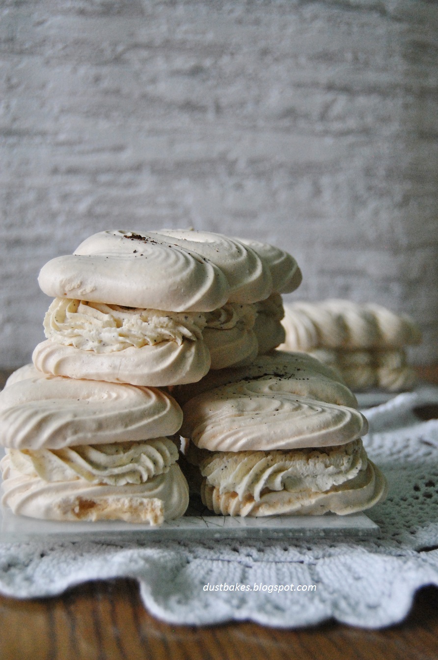 dust bakes: Bezy z kremem kawowym