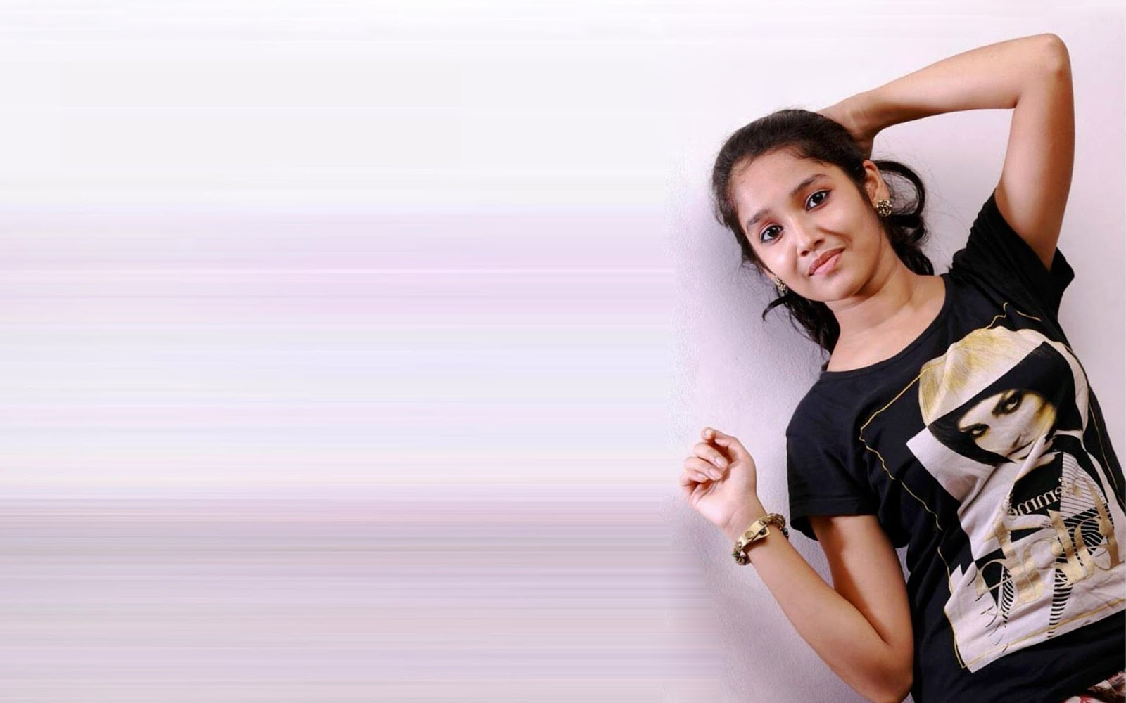 Cinema kuruvi: Anikha Surendran Cute Wallpaper