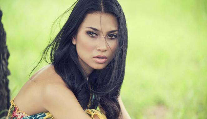 Adegan Hot Uli Auliani dengan Aktor Twilight - Si aeerdy