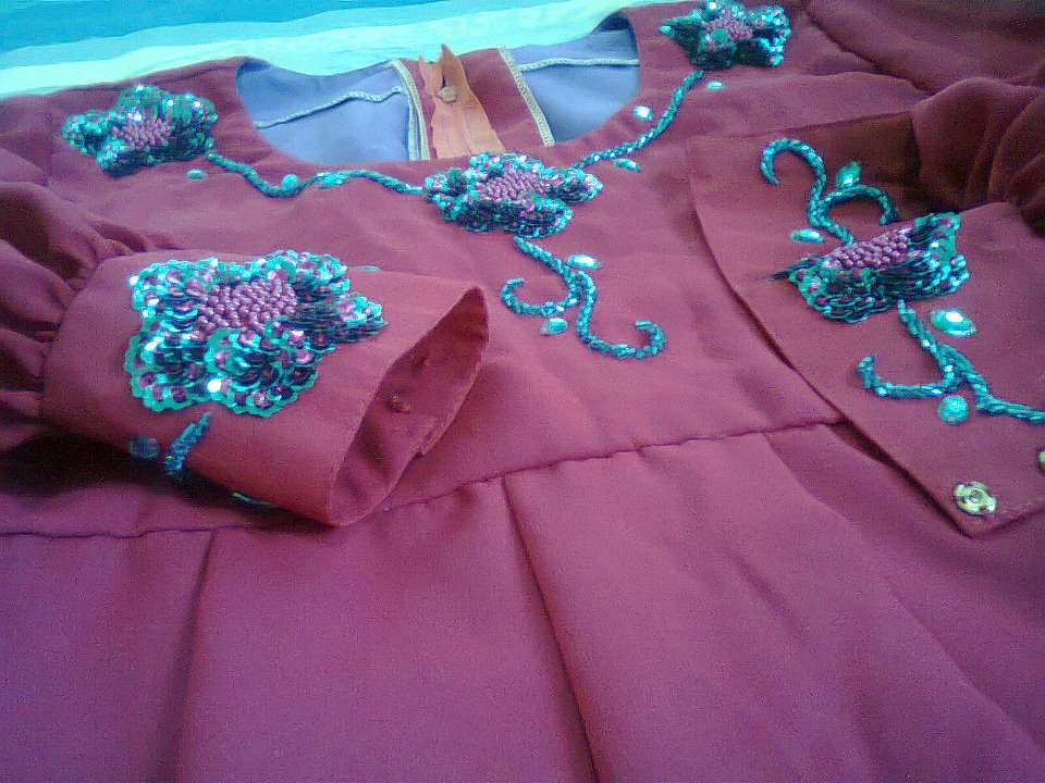 ~CantIk dAn AnGGuN Dgn JaItaN mAnIk~: Corak Manik Di Baju