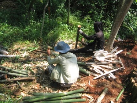 RUMAH KAIL: Pembuatan dan pemasangan rucuk bambu