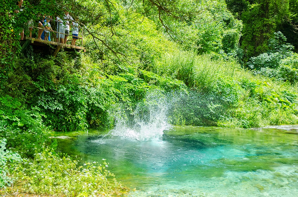 Soffia il vento dell'est: Albania 21: L'occhio blu
