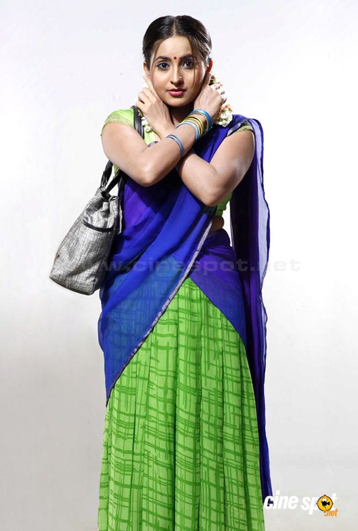 Mallu actress bhama hot navel show from telugu movie Auto Raja - All ...