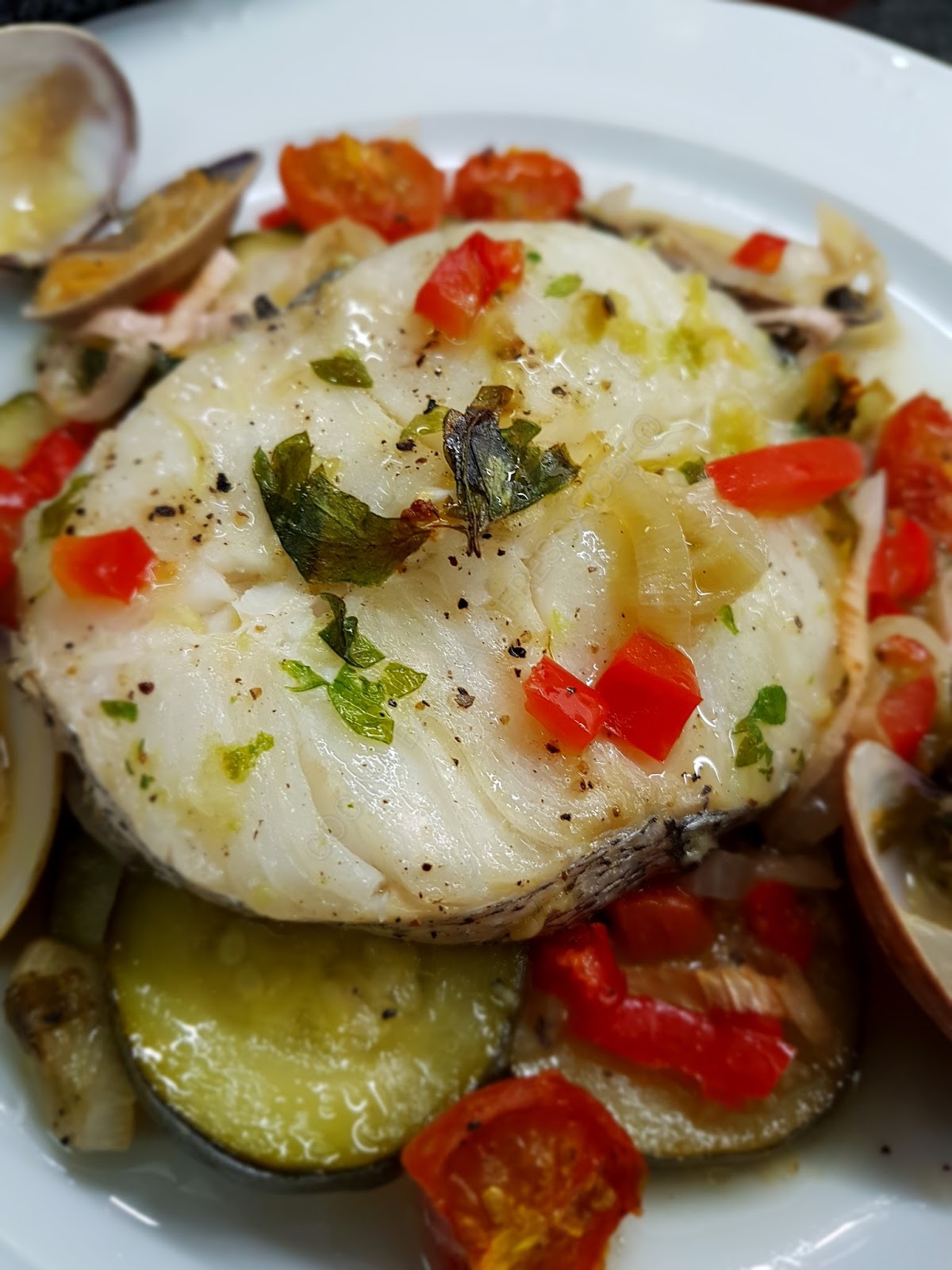 Cocina Basica y Fresca: MERLUZA ASADA CON VERDURAS Y ALMEJAS CBF@