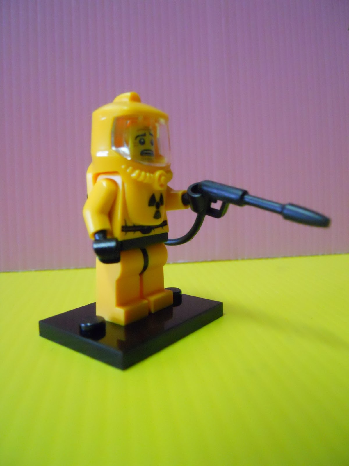 Dexters Diecasts (DexDC): LEGO Minifigure Series 4 ~ HAZMAT Guy