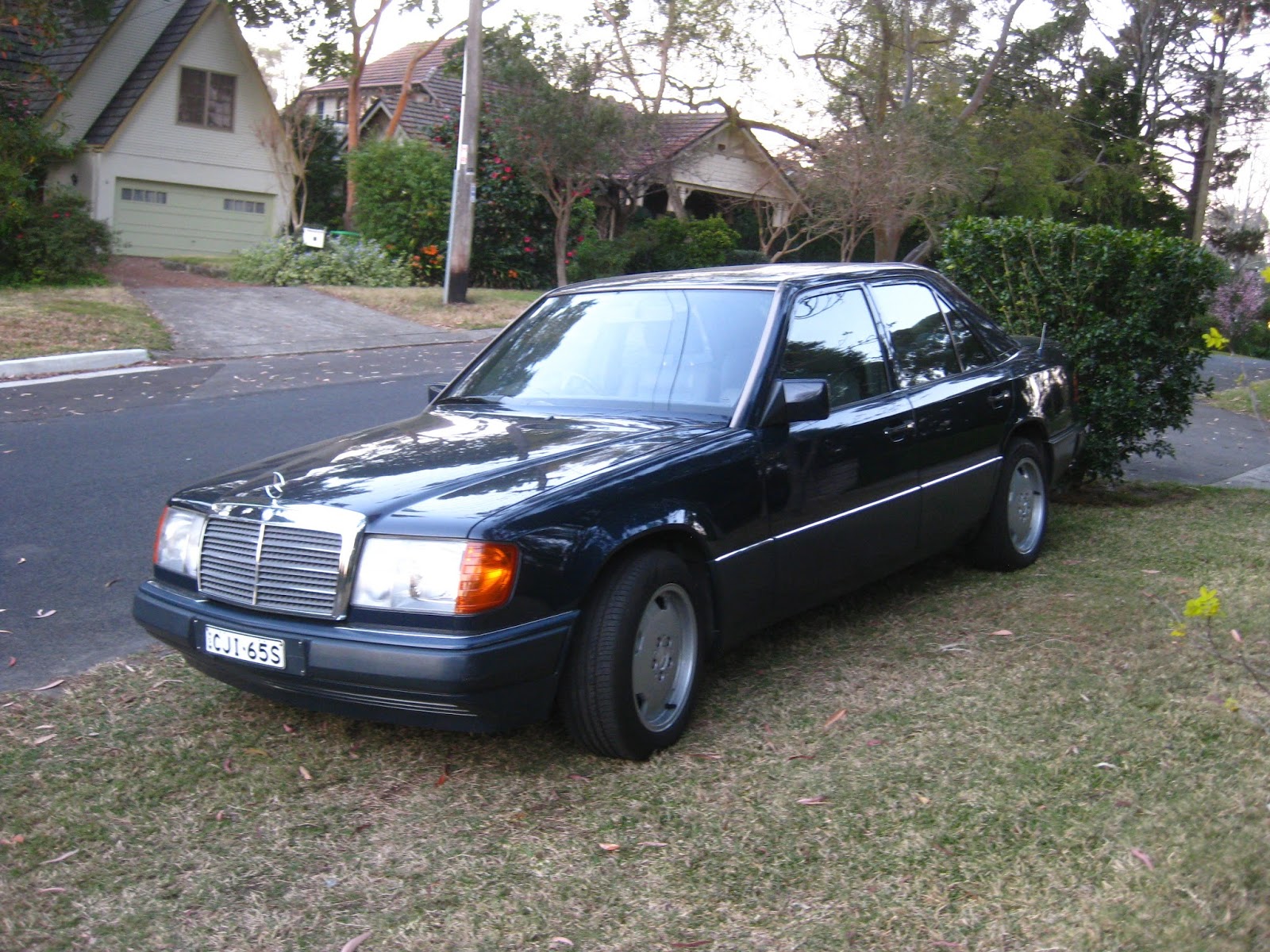 Aussie Old Parked Cars: 1990 Mercedes-Benz W124 300 E - 24