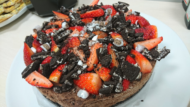 Kati tegemised: Maasikane šokolaadi-Oreo küpsiste kook