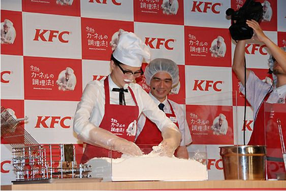Haruka Ayase ber-cosplay ala Colonel Sanders KFC - © JPC Project