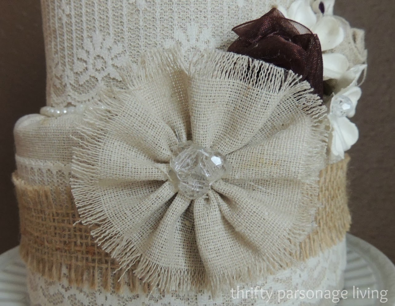 Using Burlap Wedding Cakes