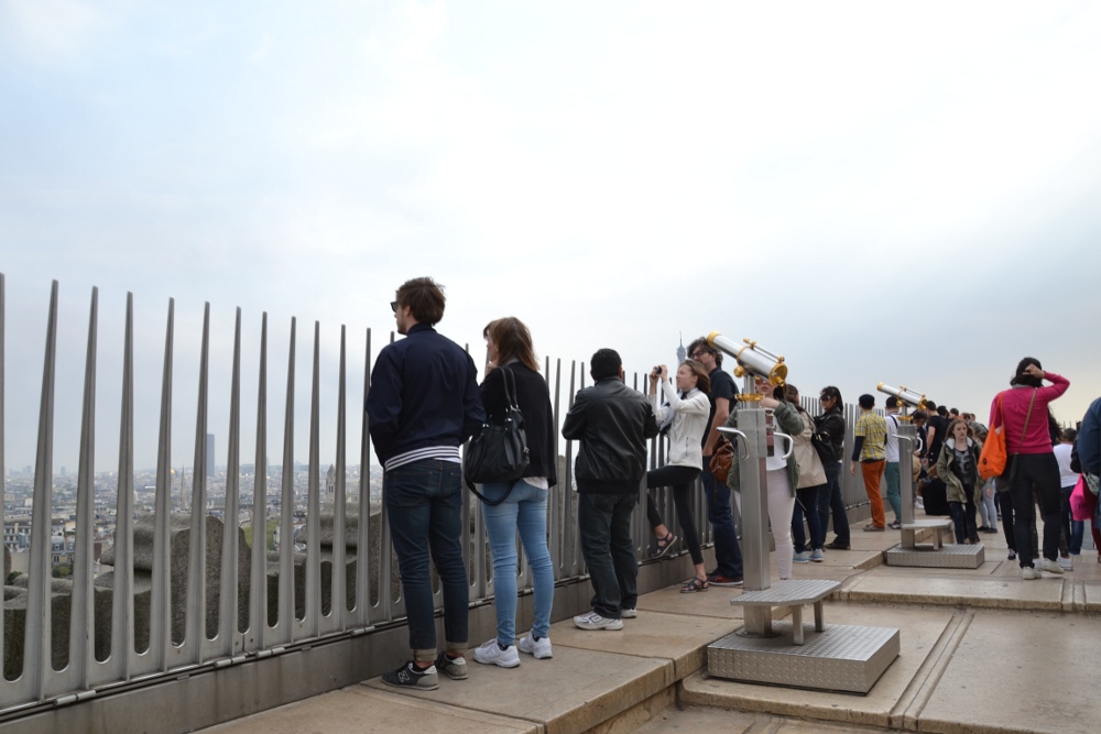 Kolmenimemees: Roosa Pariis, viimane rahukevad, VI. Triumfikaar ja ...