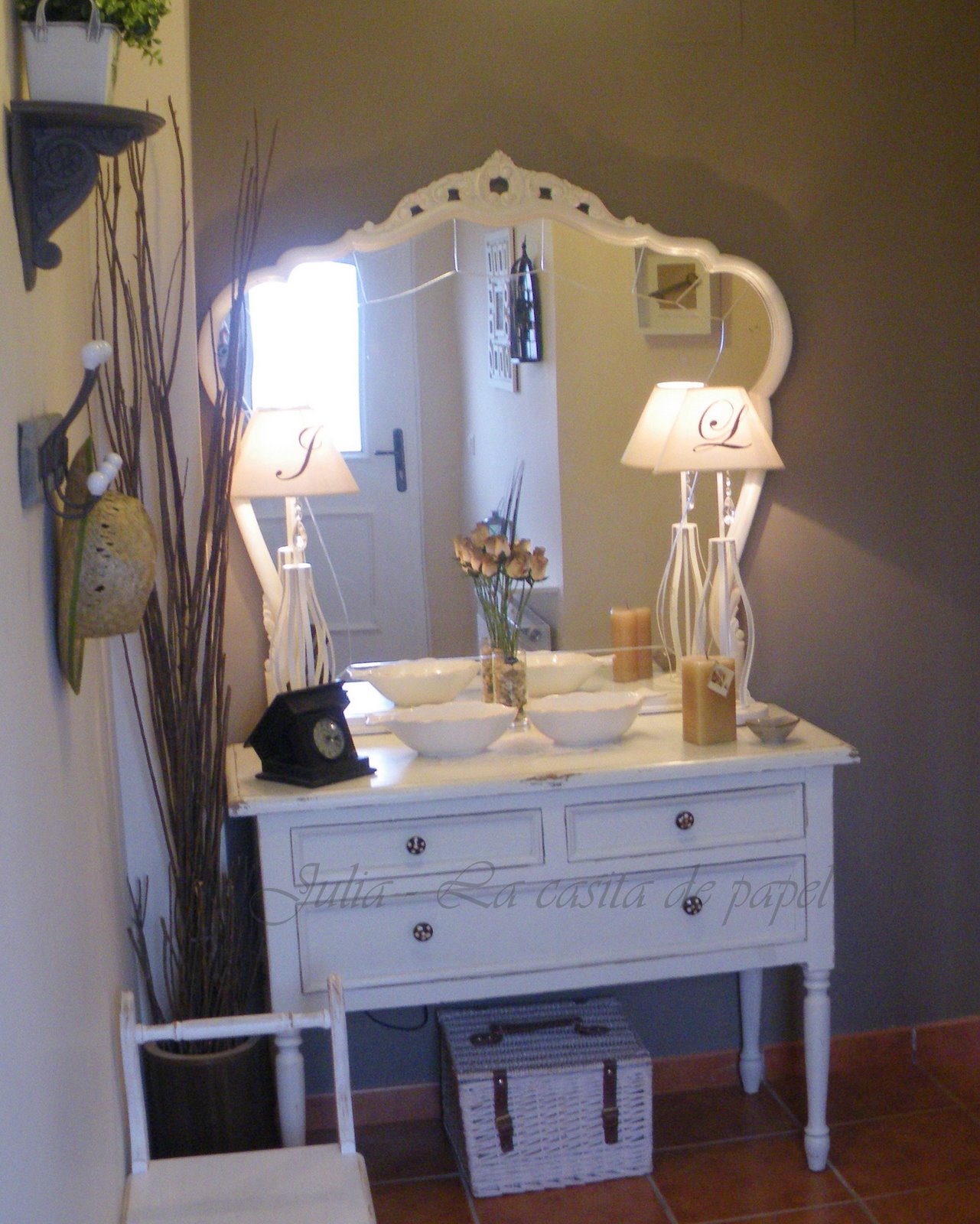 La casita de papel: Mueble y espejo de la entrada