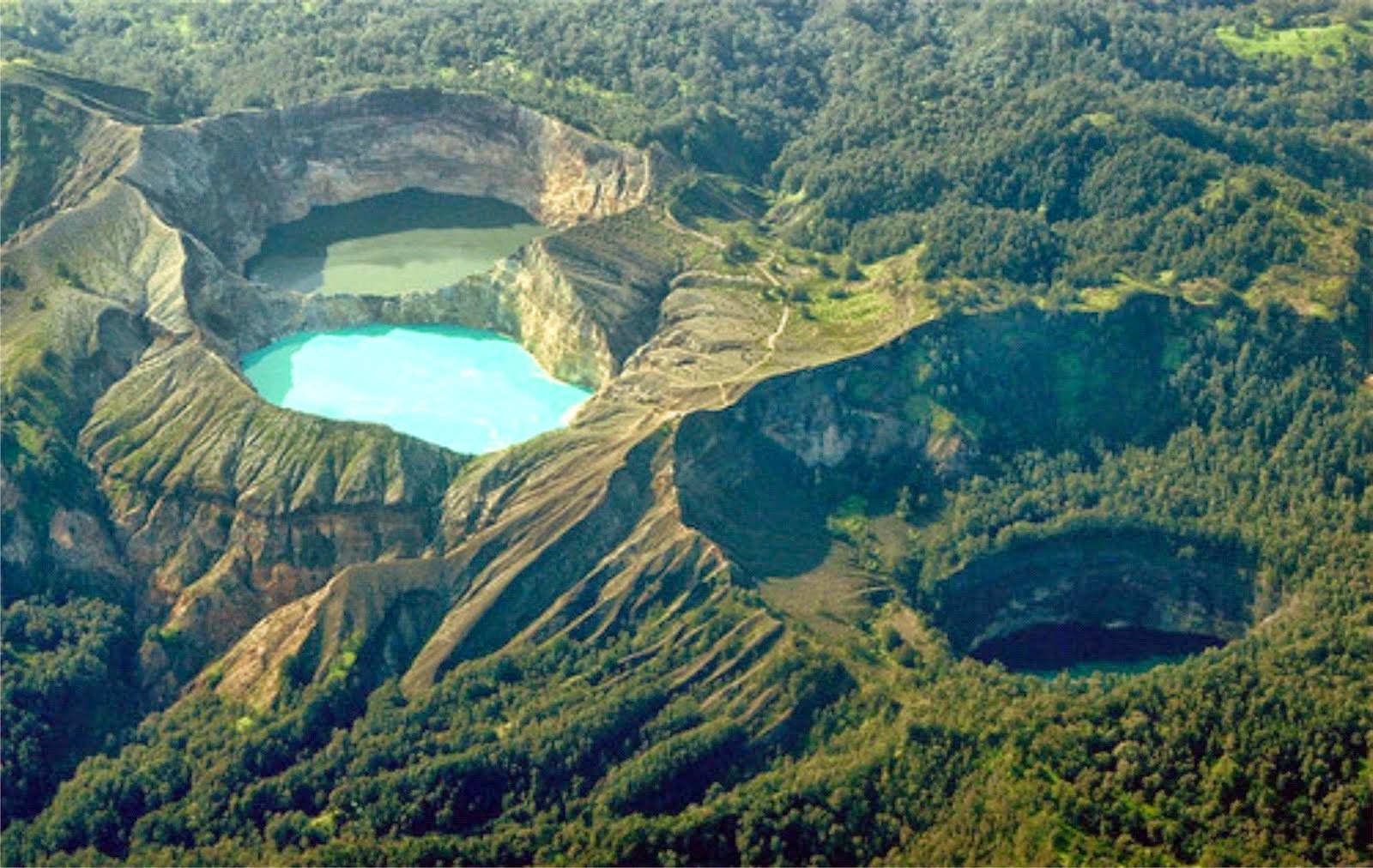 Travel Mate: Beautiful Three Colour Lakes, Kelimutu Travel Mate: Beautiful Three Colour Lakes, Kelimutu
