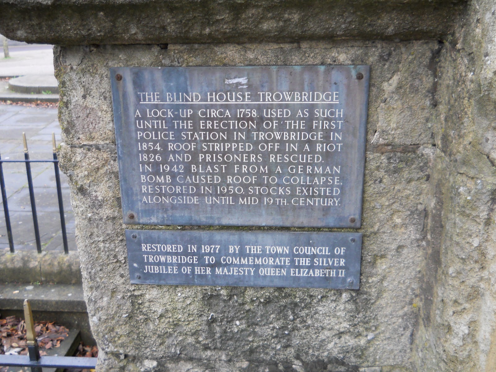 Roy's blog: WILTSHIRE. Lock-ups at Steeple Ashton, Trowbridge and ...