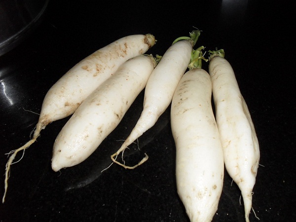 Mullangi Khaara Koottu - Daikon / White Radish In Spicy Tamarind Gravy