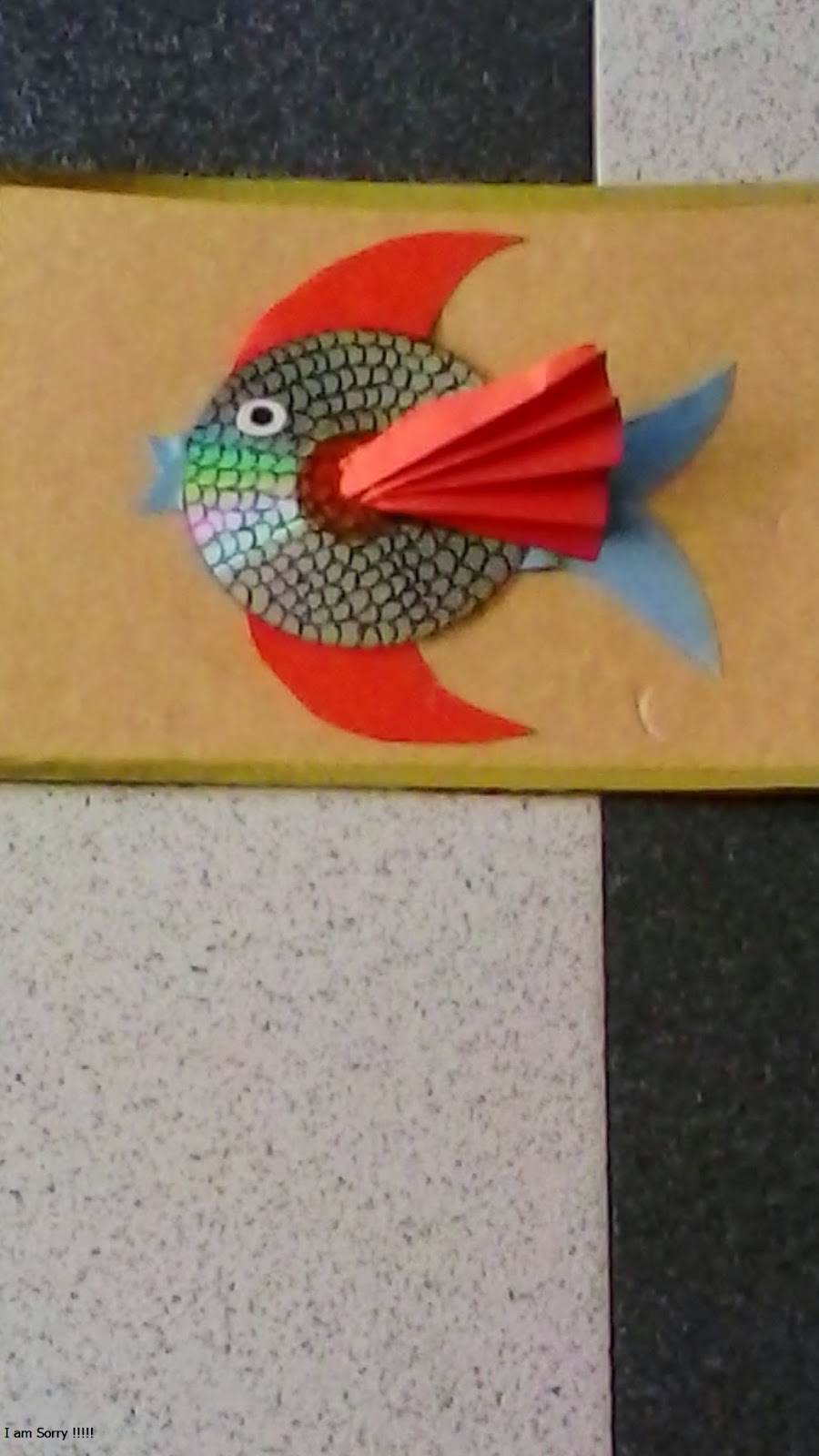 Cuadro con peces hechos con CD o DVD.