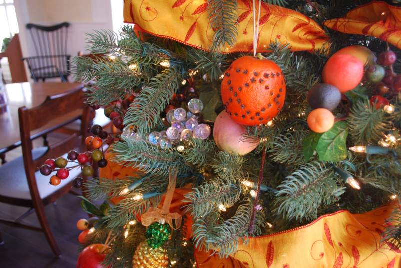 Sweet Chaos Home: My Colonial Christmas Tree