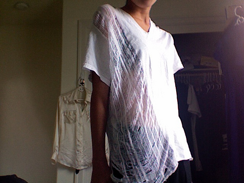 Nikki's Life and Style: DIY Shredded shirt