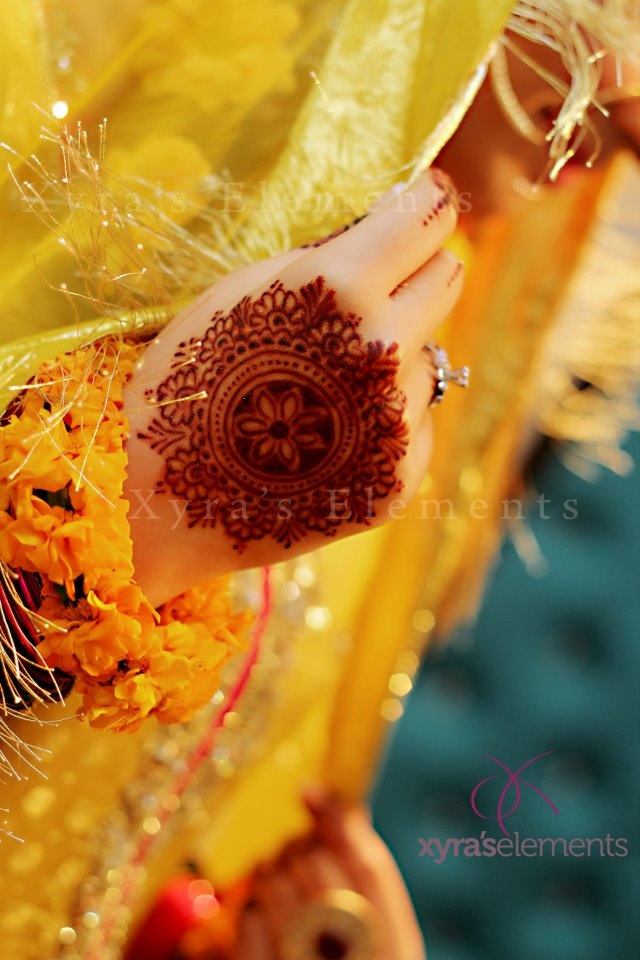 Stylish girl mehndi hands dp for facebook - Sari Info