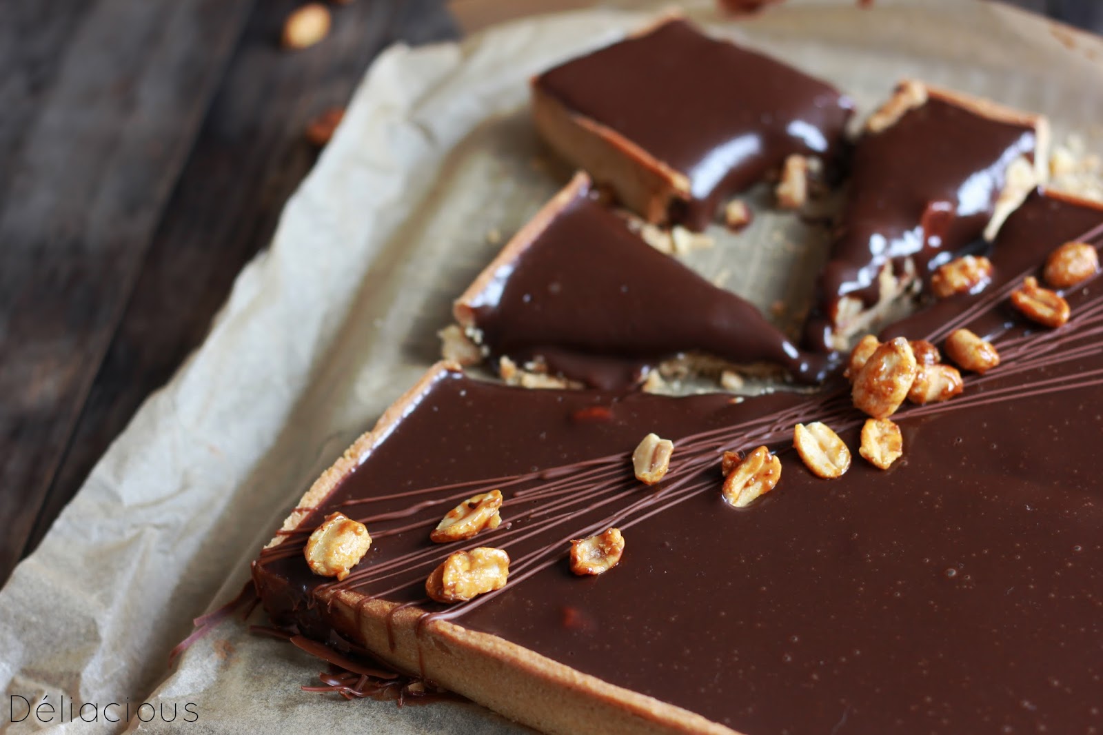 Tarte façon snickers : chocolat, caramel et cacahuète