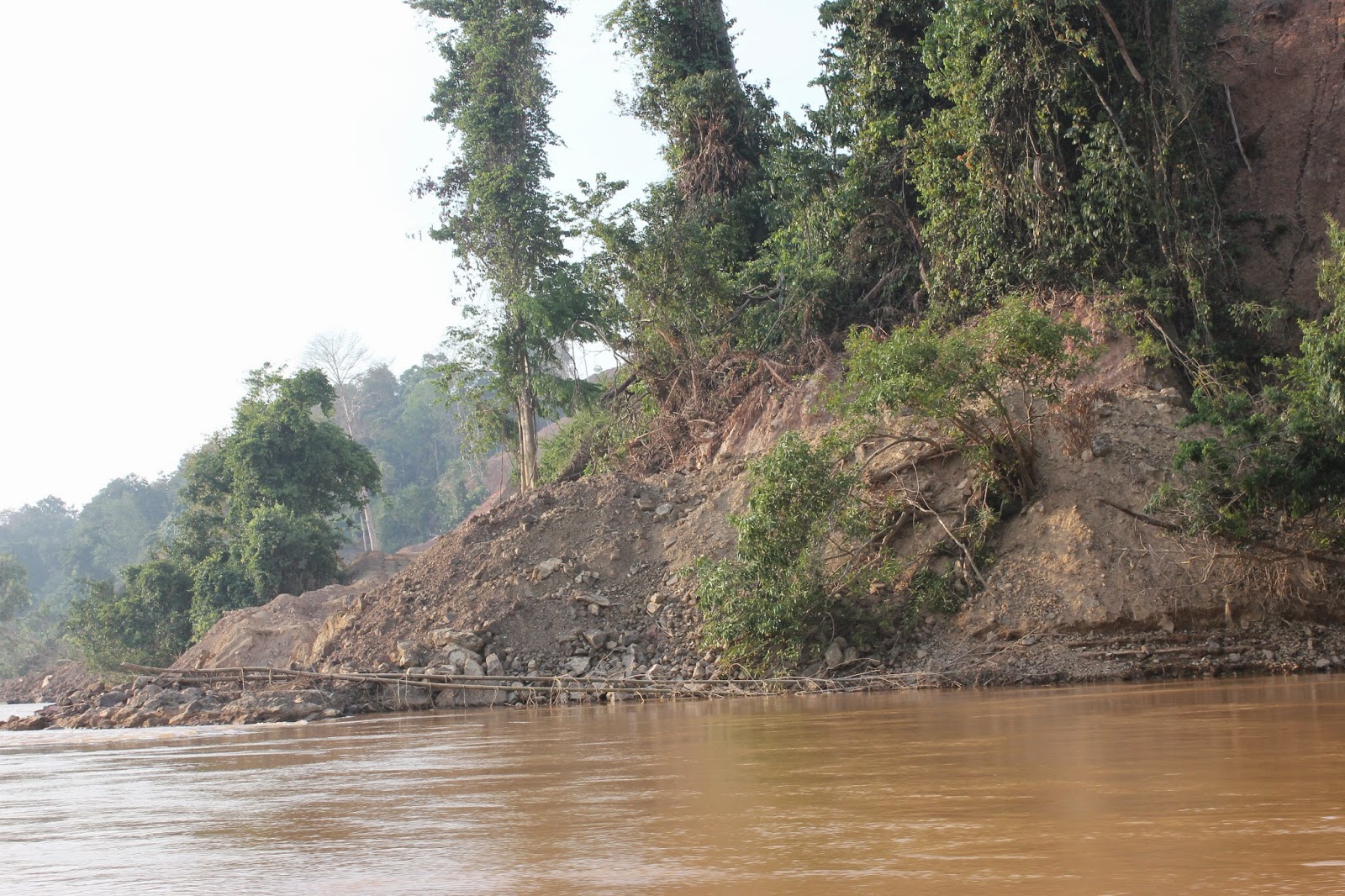 .: Pemandangan tebing sungai Kelantan dirosaki aktiviti perlombongan
