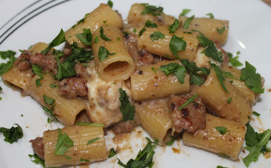 Mezzi rigatoni con radicchio e salsiccia | Inventaricette, In cucina ...