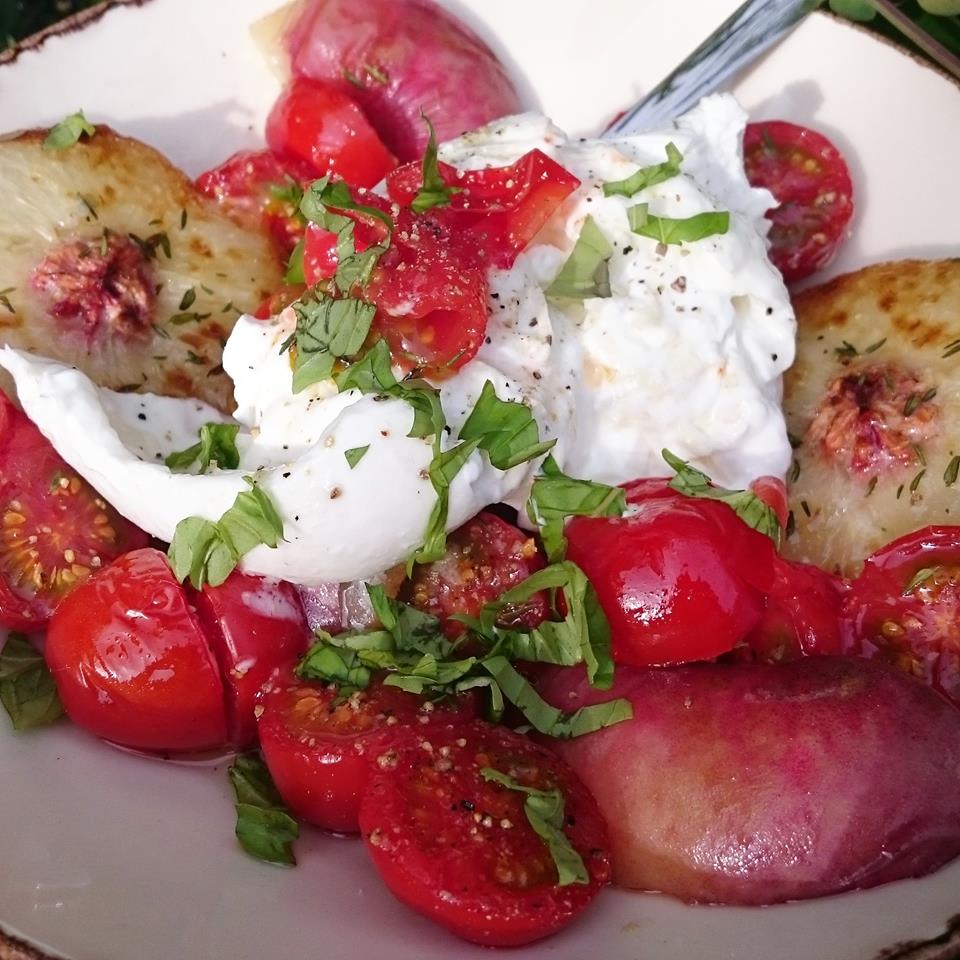 Salade van wilde perzik en burrata