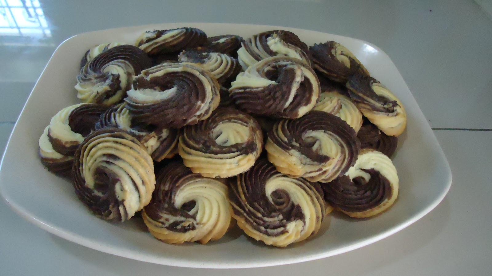 Zara ♥ Baking: TWO-TONE COOKIES...