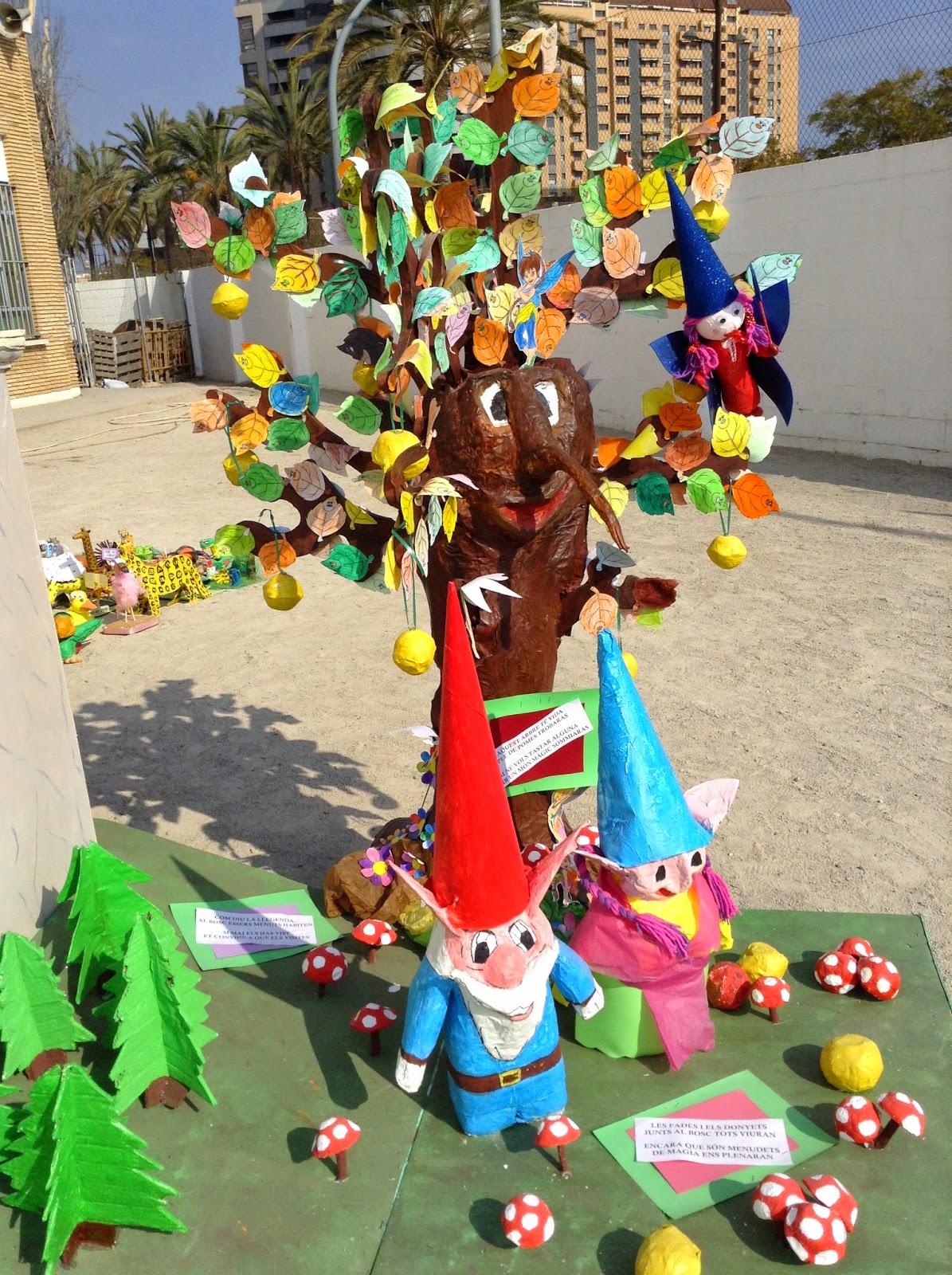 Anachicuca: Falla y Ninots del Colegio.