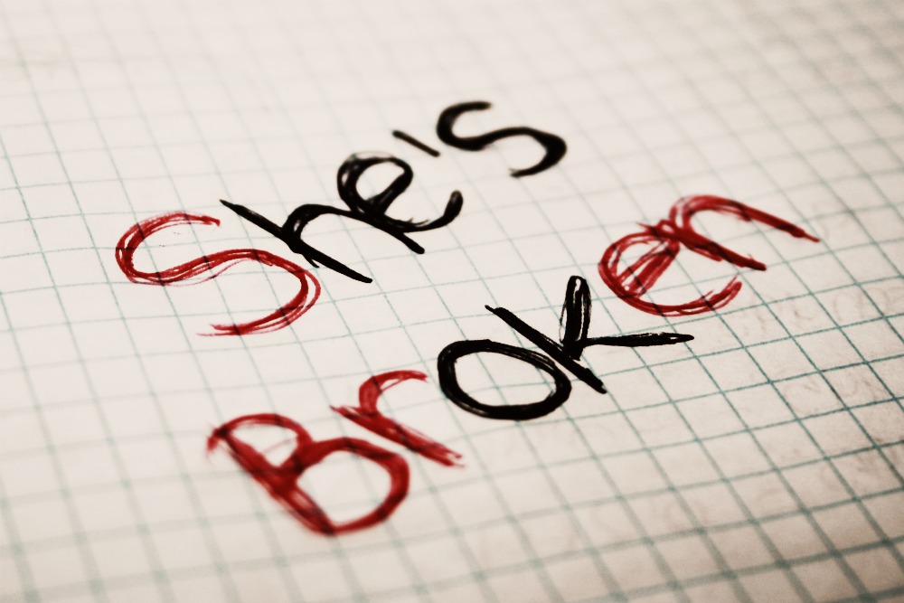 Eres pura adicción.: She's broken, he's ok.