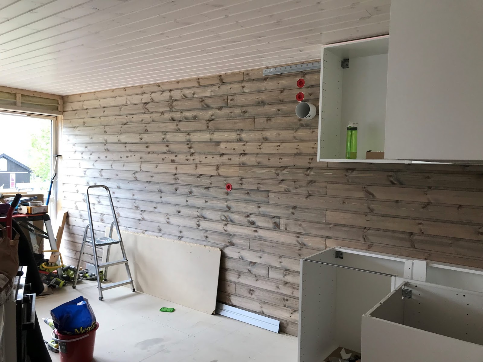 Hytta i Gisnadalen: Panel tak og kjøkken