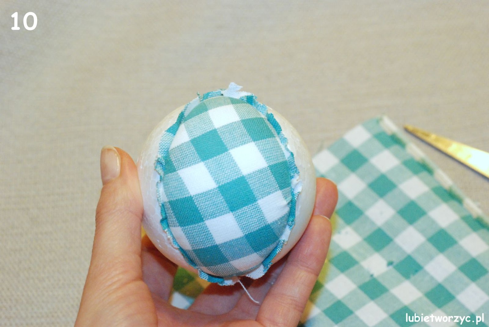 Bombka DIY ze styropianowej kuli i materiału