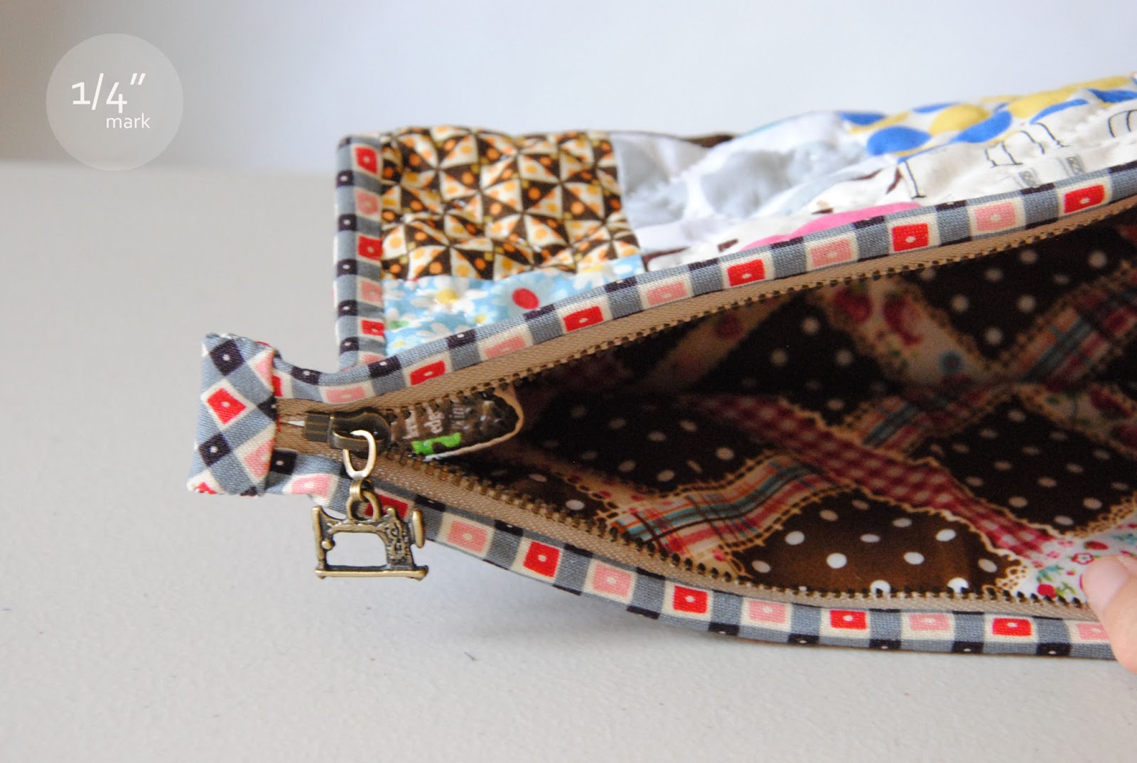 1/4" mark: Tutorial: the triangle pouch