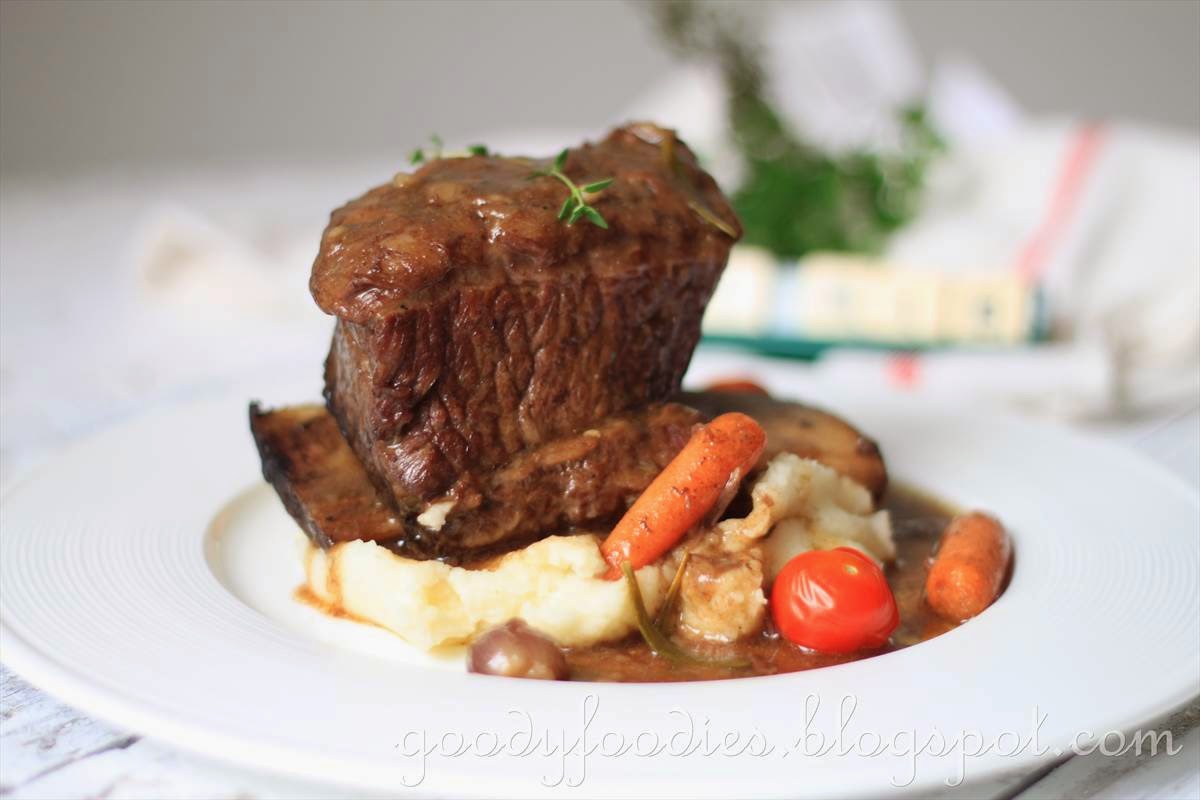 GoodyFoodies: Recipe: Braised beef short ribs with red wine, served ...