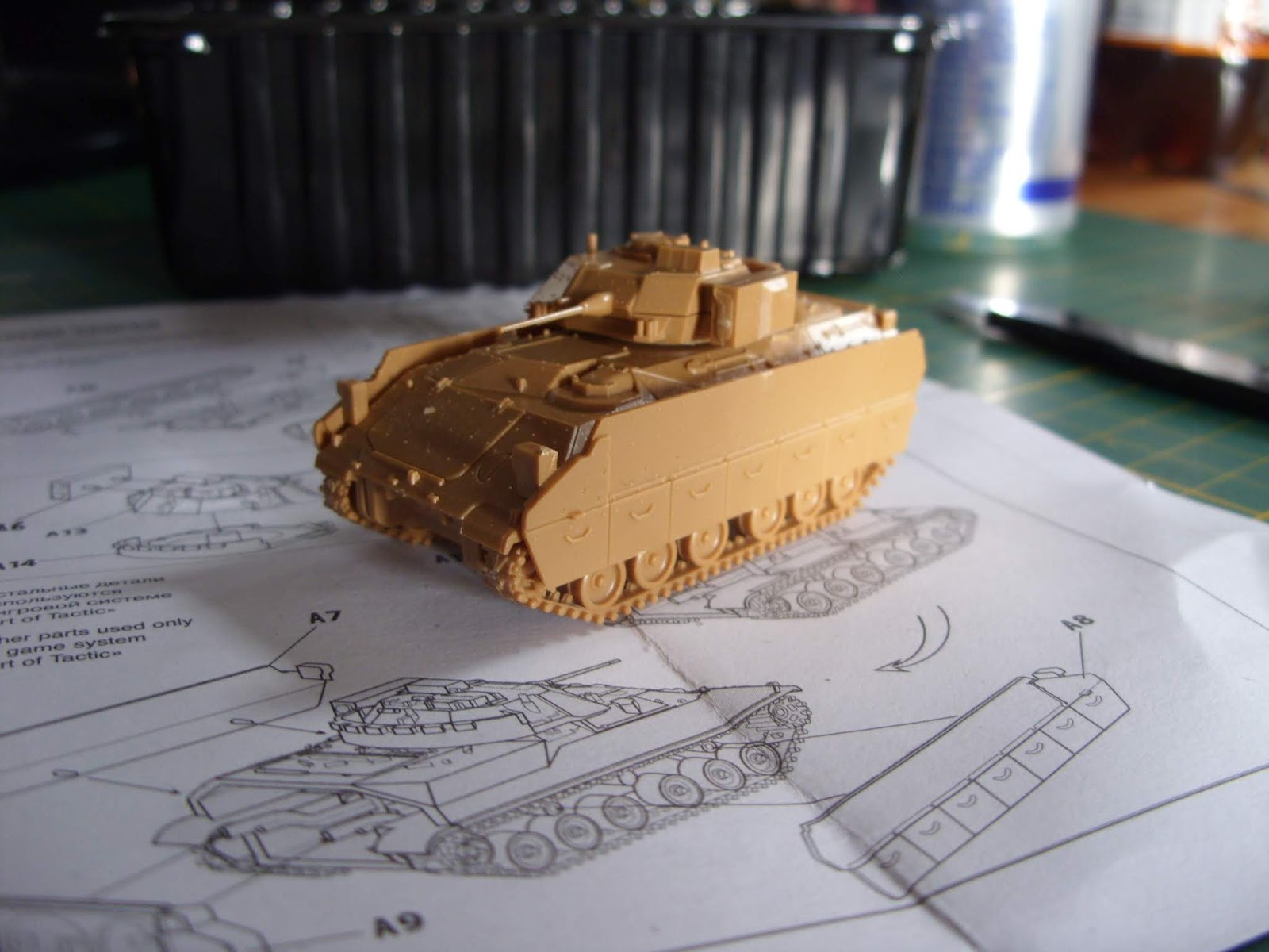 WORLD WAR 2 MODELZONE: Zvezda 1:100 M2A2 Bradley