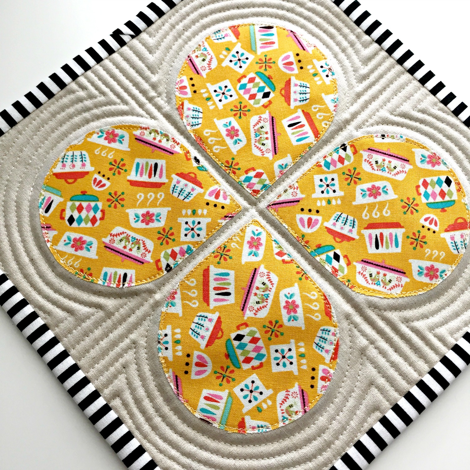 Retro Teardrop Trivet {Free Pattern} - Samelia's Mum