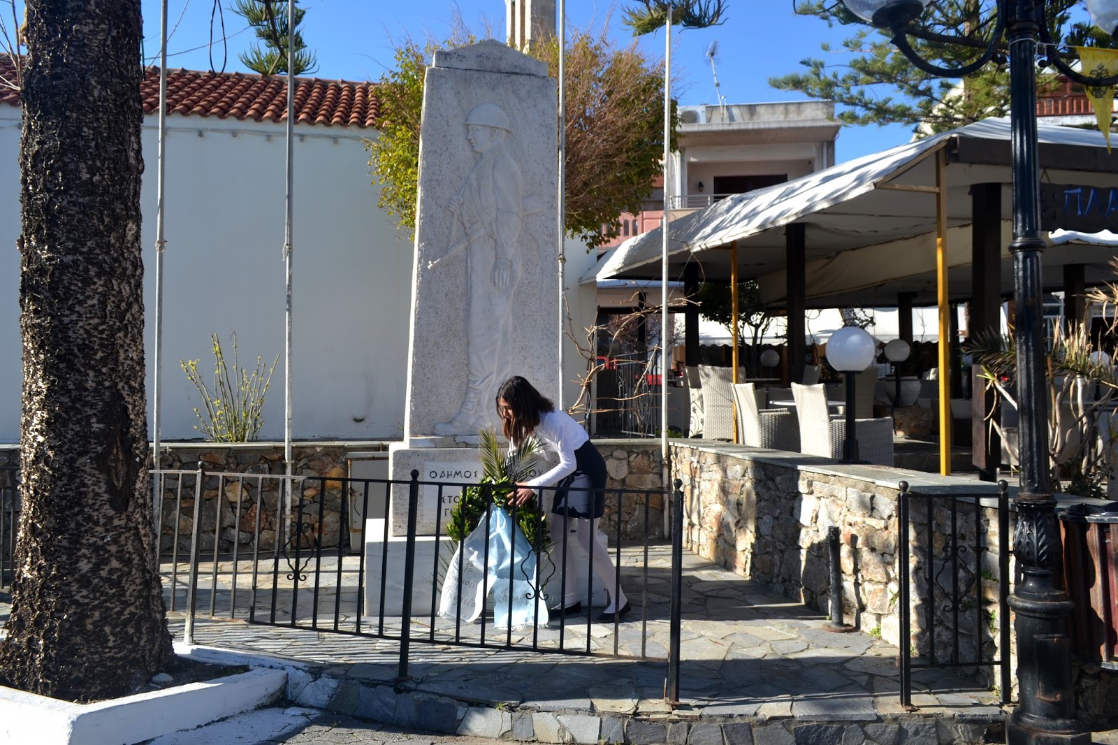 SADENTREPESE-ΣΑΔΕΝΤΡΕΠΕΣΑΙ !!!: ΚΑΤΑΘΕΣΗ ΣΤΕΦΑΝΟΥ ΣΤΟ ΜΝΗΜΕΙΟ ΤΩΝ ΠΕΣΟΝΤΩΝ