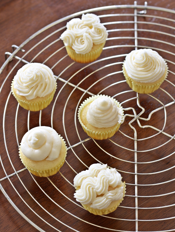 Versatile Vegetarian Kitchen: Easy Cupcake decorating ideas