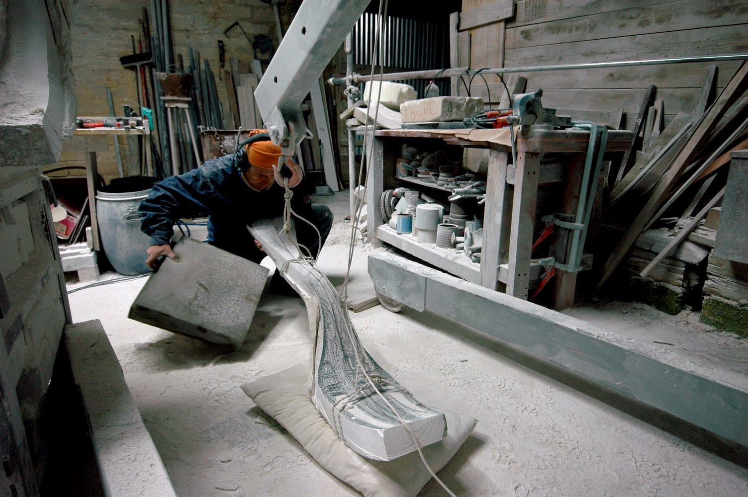 Contemporanearteventi: “Forchetta” Fork scultura sospesa in pietra ...