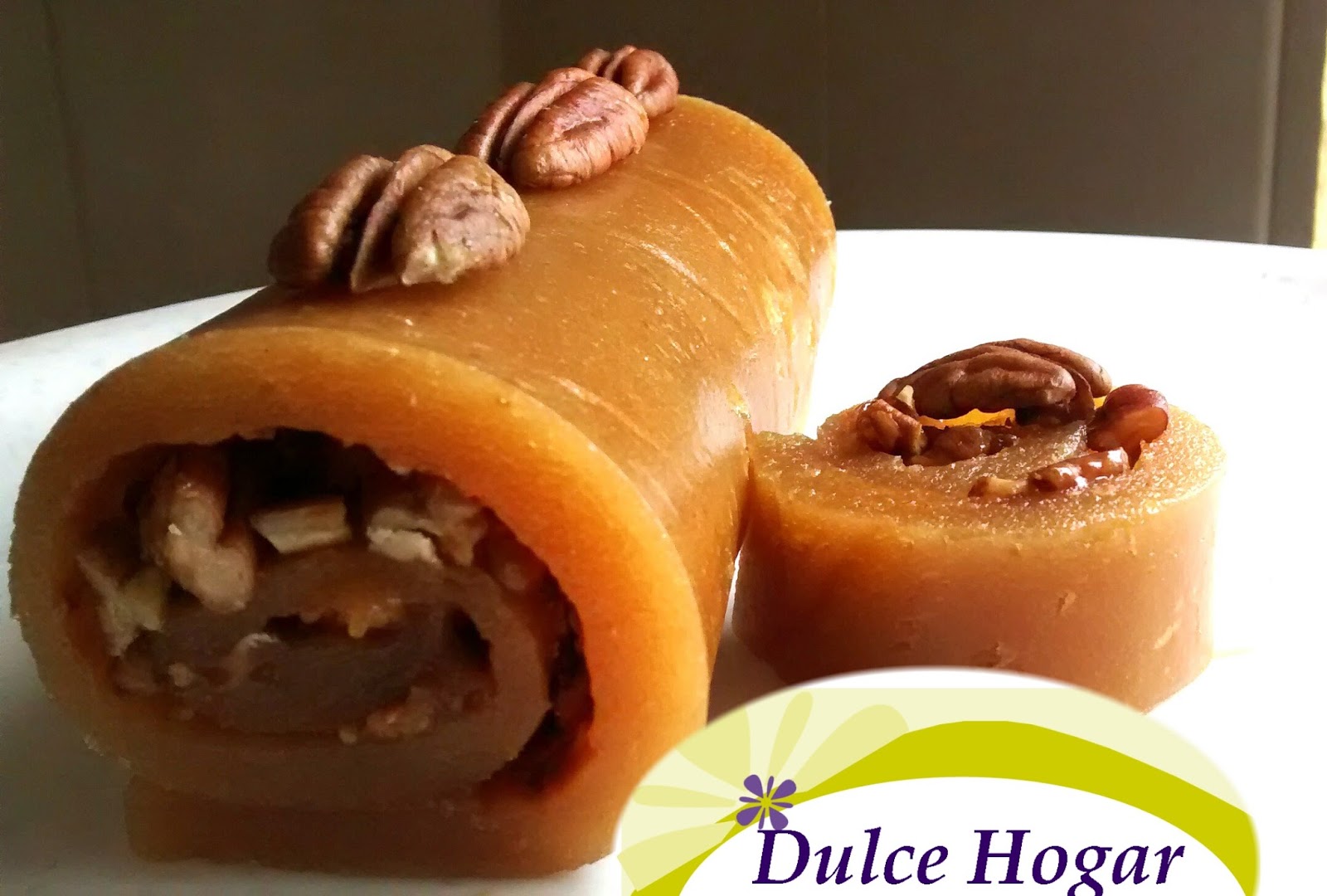 Rollo de guayaba con cajeta y nuez