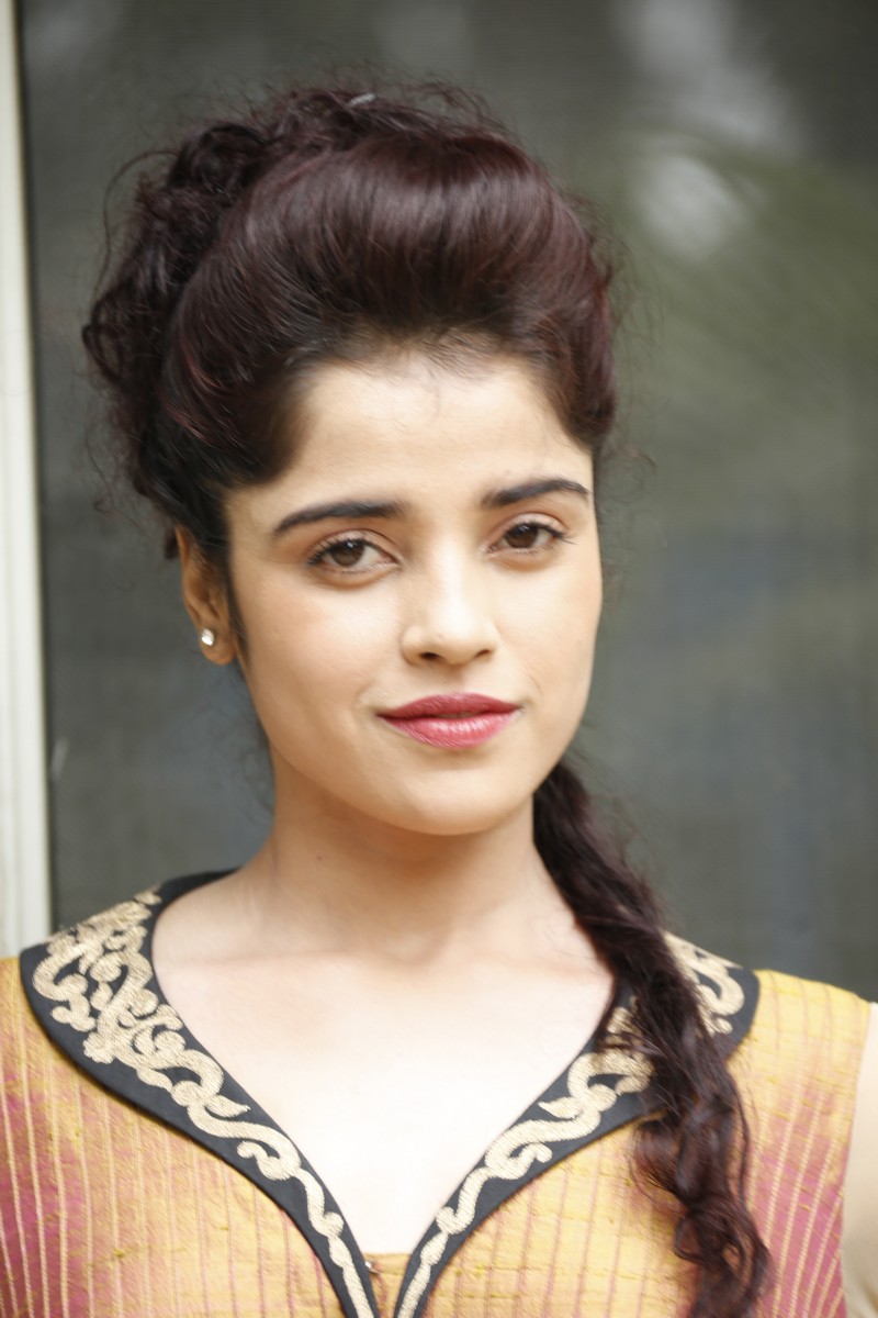 CHODAVARAMNET: Piya Bajpai Latest Hot Photoshoot Still, Images