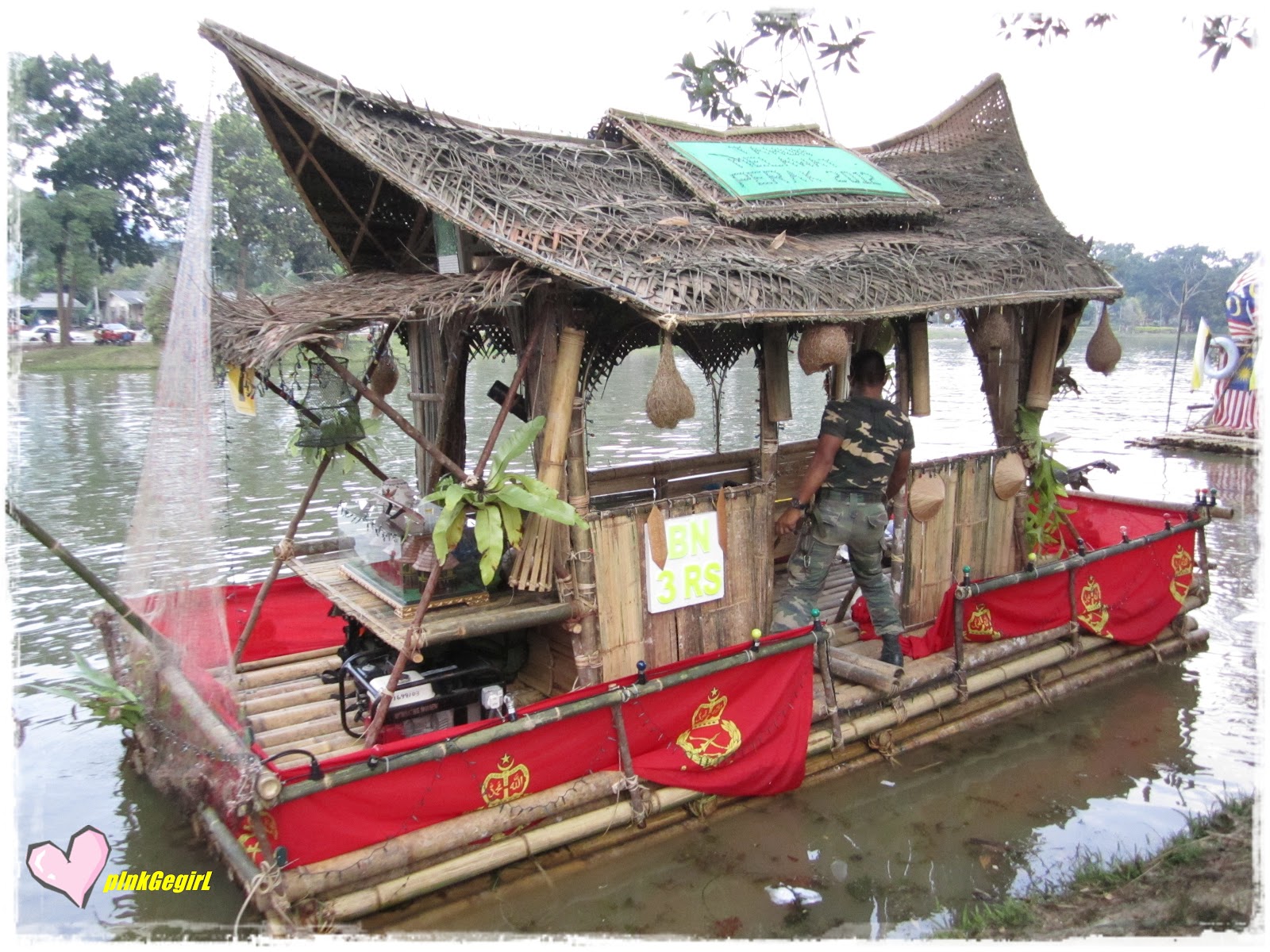 Si Pena Merah Jambu....: Kingdom of Thailand dan Karnival Rakit Berhias...