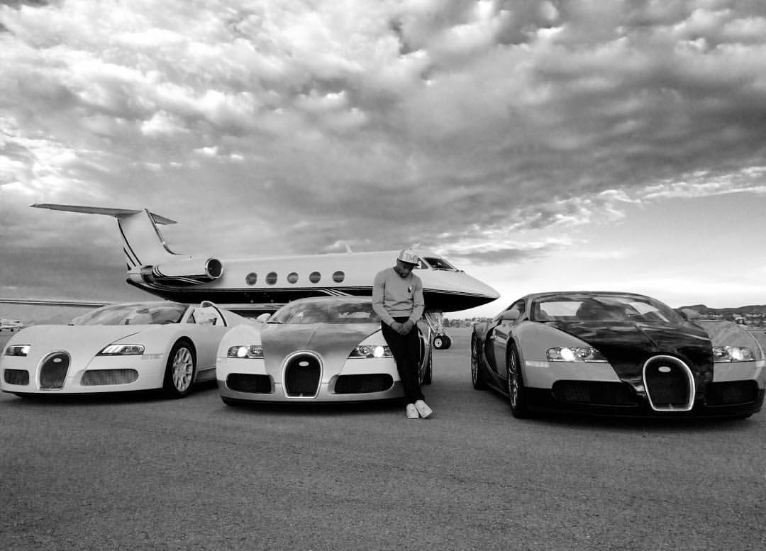 Floyd Mayweather shows off his 3 Buggattis