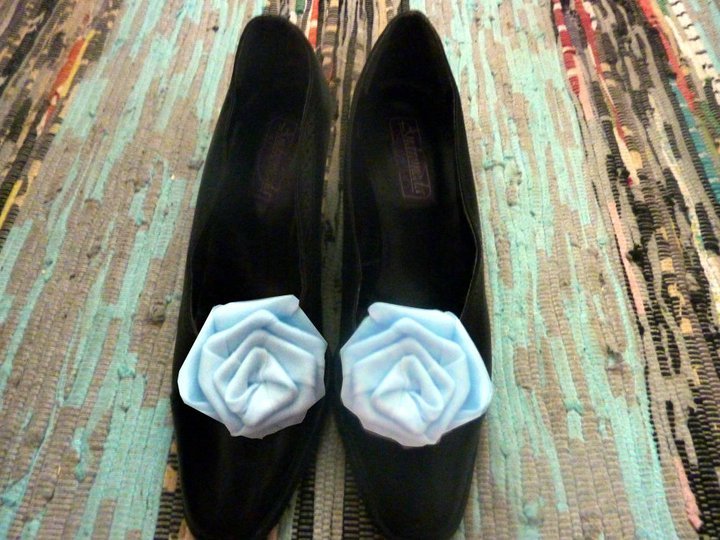 Eliska: How to Make Large Folded Ribbon Roses