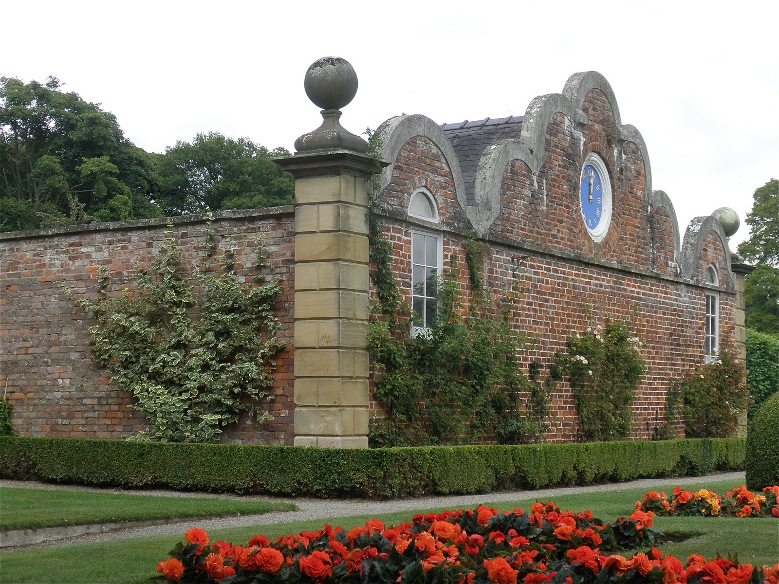 guttae: Erddig: Garden