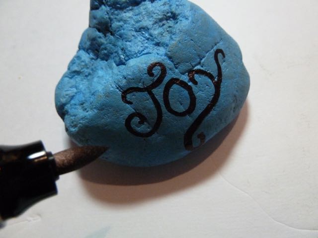 Make it easy crafts: How to paint a snowflake rock for the holidays