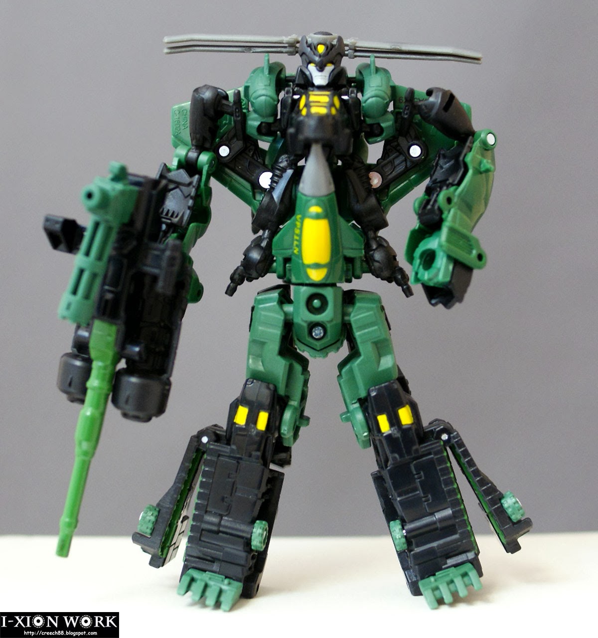 一眼看穿: Transformers Generations Thrilling 30 - Mini-Con Assault Team ...